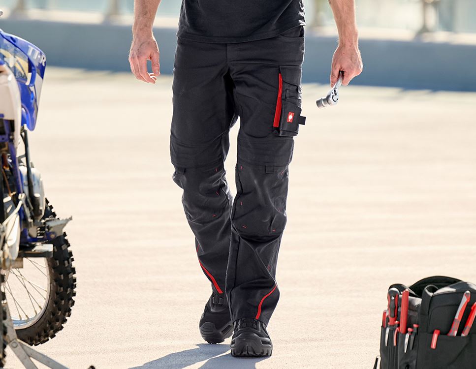 Trousers e.s.motion DIY black/straussred | Strauss
